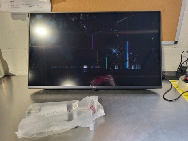 TK Auctions - LG 32IN Smart TV- 32LR65