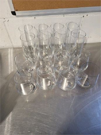 TK Auctions - 16pc Glassware Set