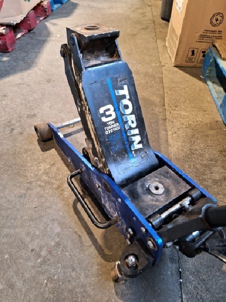 TK Auctions - Torin 3-ton Professional-grade Low-profile Rapid-lift ...