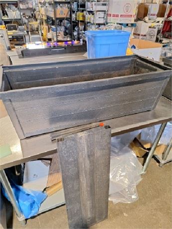 TK Auctions - Keter Reeves Garden Bed